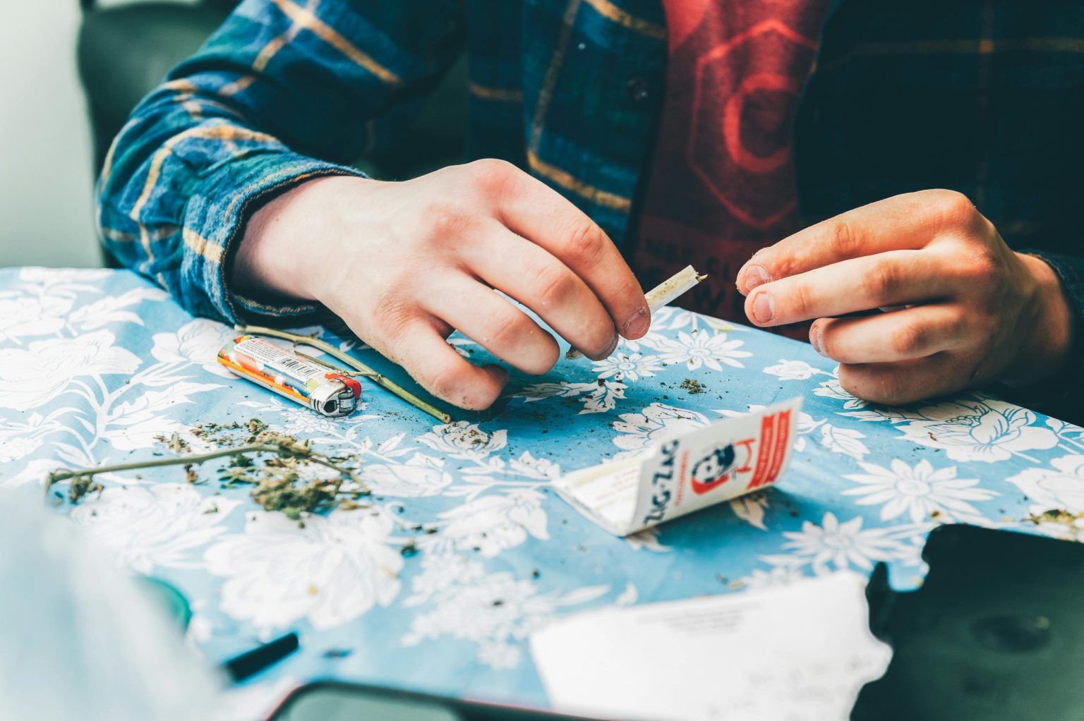 How To Roll A Cigarette With Ease And Precision - Discount Smokes